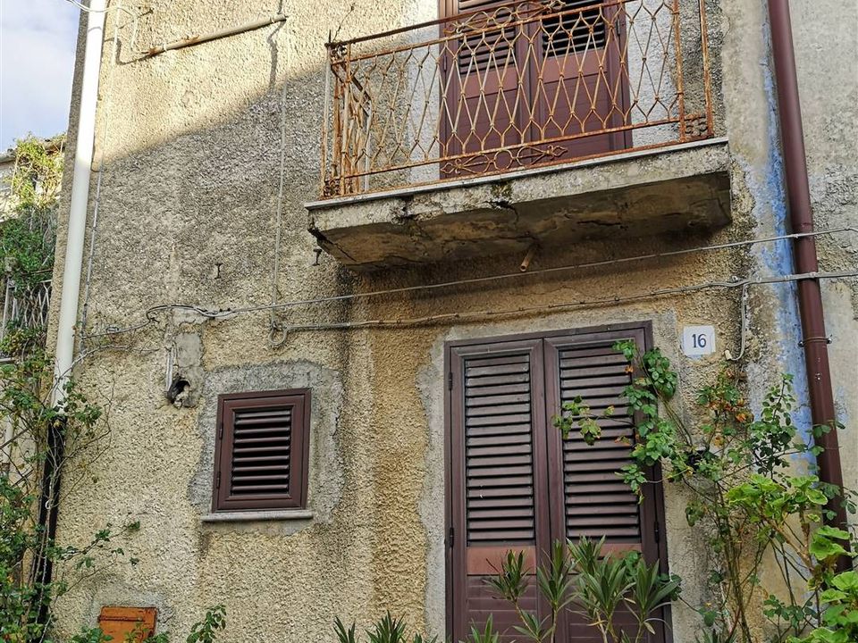 Villa for sale in Palazzo Adriano, Palermo - € 25,000 | Ref: 14066463 ...