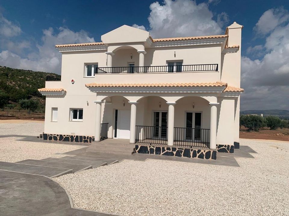 Villas for sale with pool in Spain | Kyero